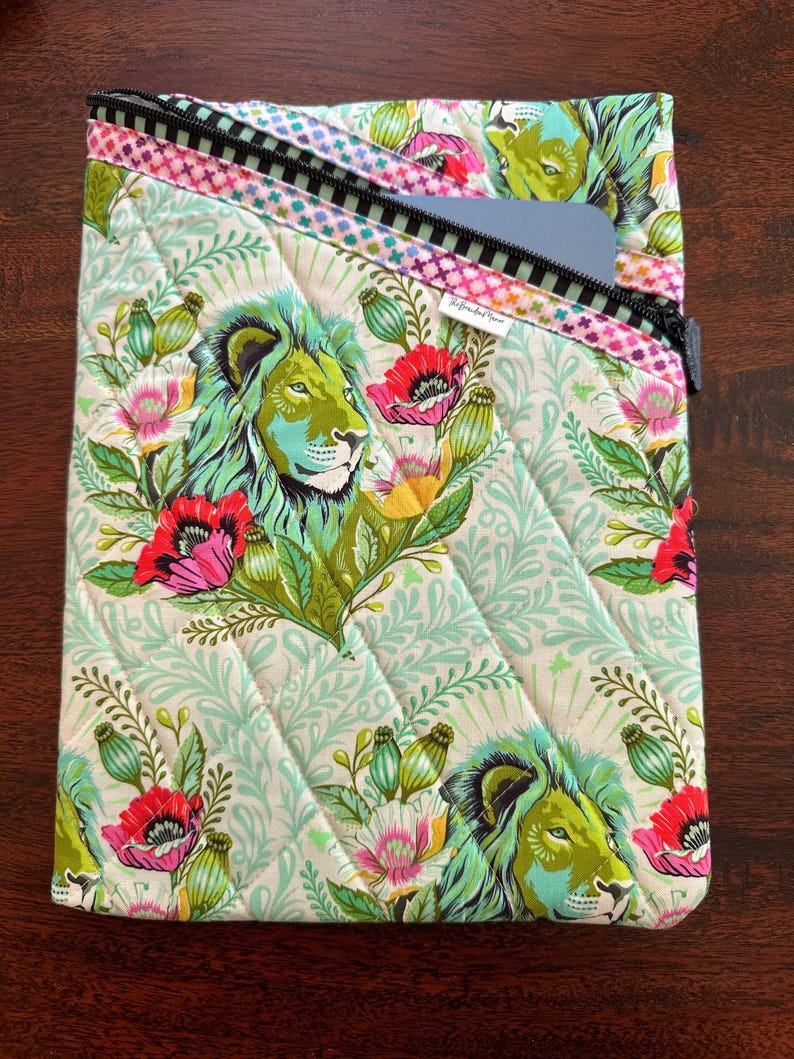 Large Lion Hemingway Pouch - Etsy