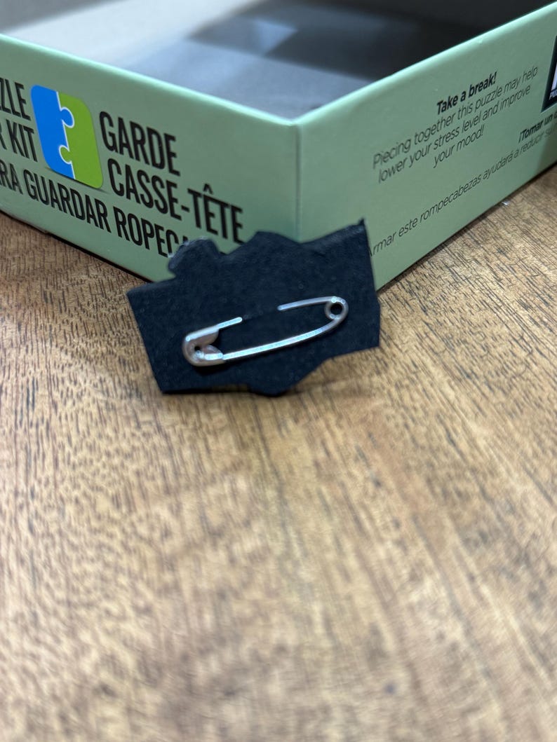 The Amazing Digital Circus Caine Sensor Square Pin! Please Read ...