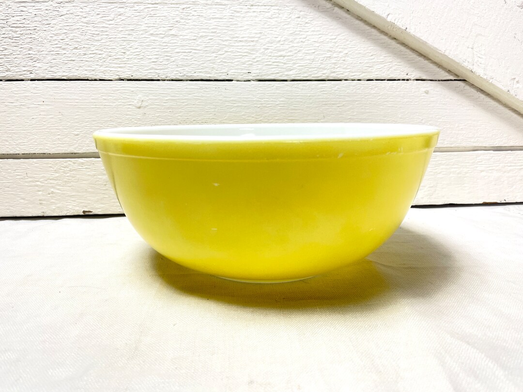 Large Yellow Pyrex Bowl (404) in Very Good Condition With Free Shipping ...