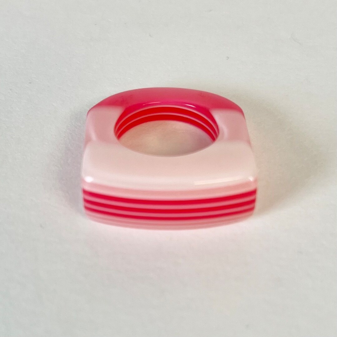 Vintage 1990's/early 2000's Pink Ombre Stacked Plastic/lucite Carved ...