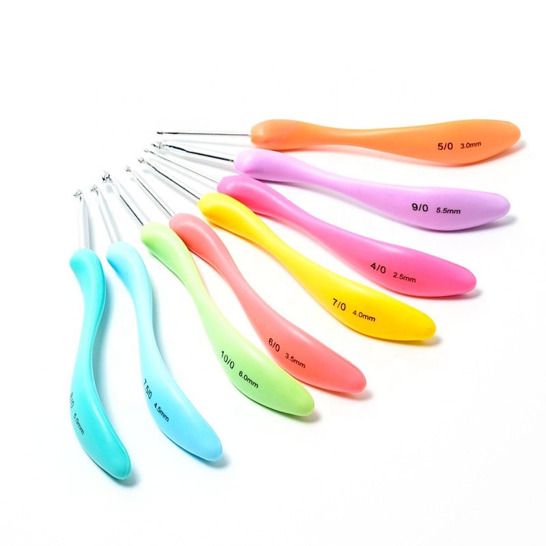 Curved Crochet Hook Set – Includes 8 Hook Sizes, Ergonomic Crochet ...