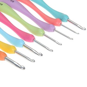 Curved Crochet Hook Set – Includes 8 Hook Sizes, Ergonomic Crochet ...