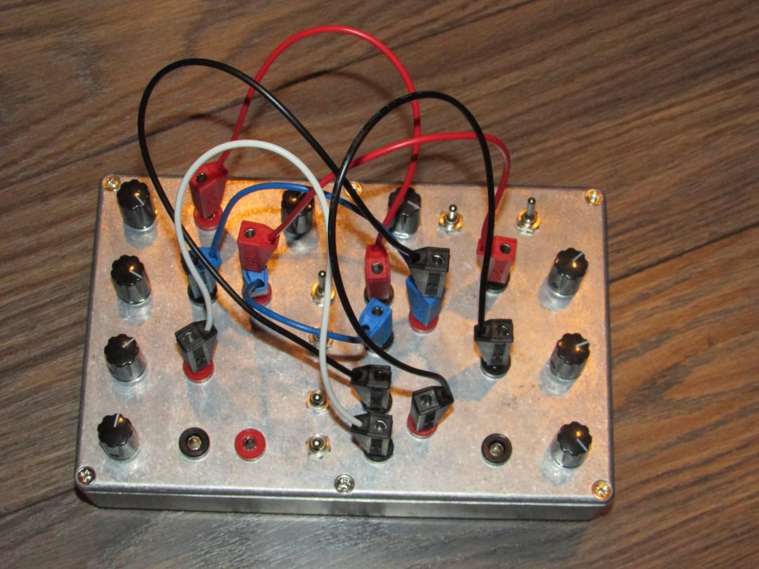 4 Oscillator Patchable Crackle Box // Noise Synth With Patch Bay ...