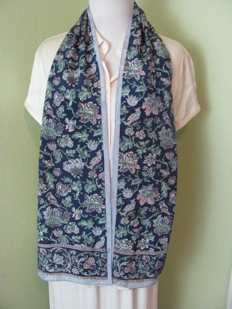 Bufanda de seda con estampado floral azul oscuro y lavanda de Ginnie ...