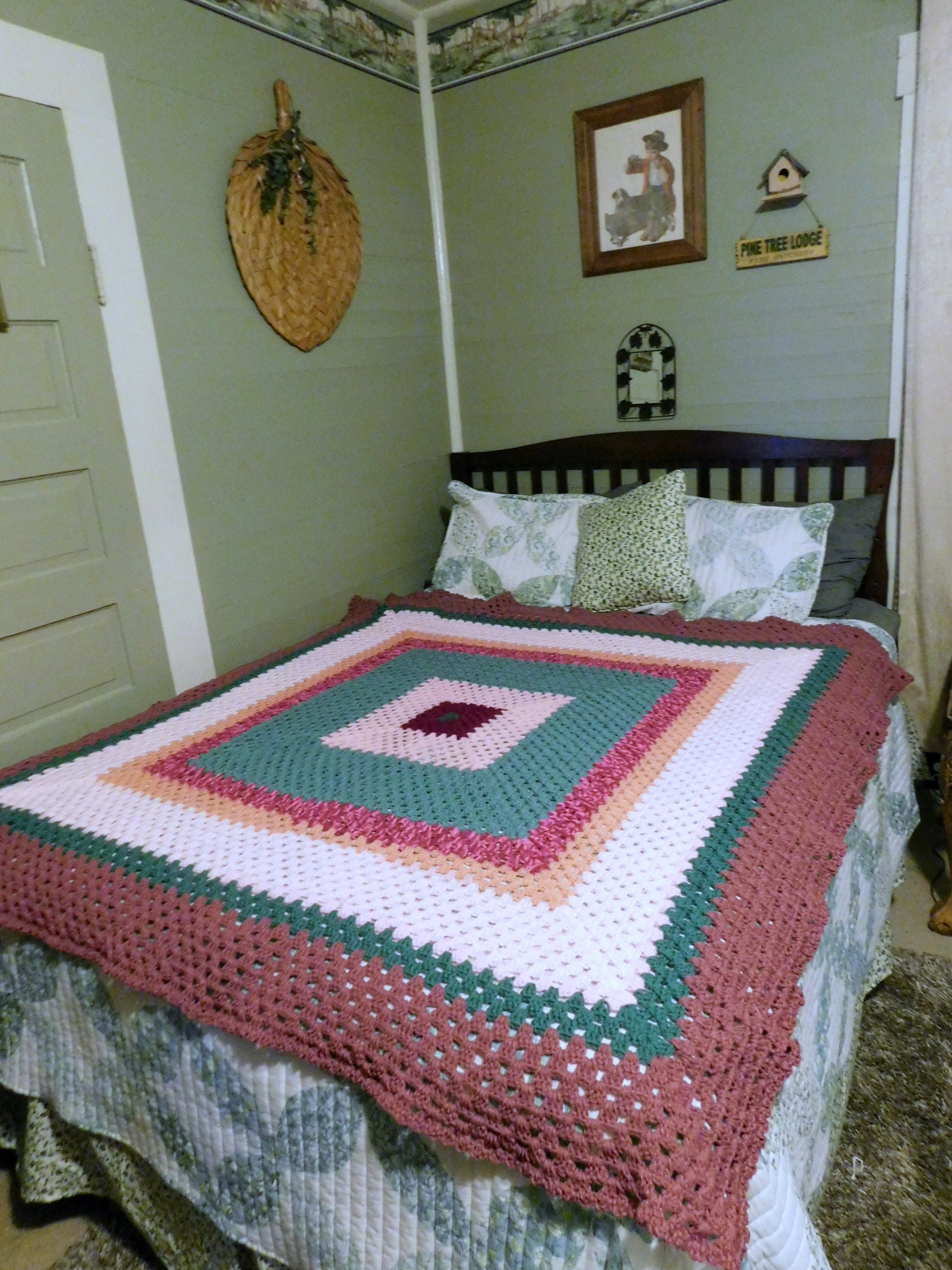 Victorian Rose Garden. Crocheted Bed Spread Quilt , Granny Square ...