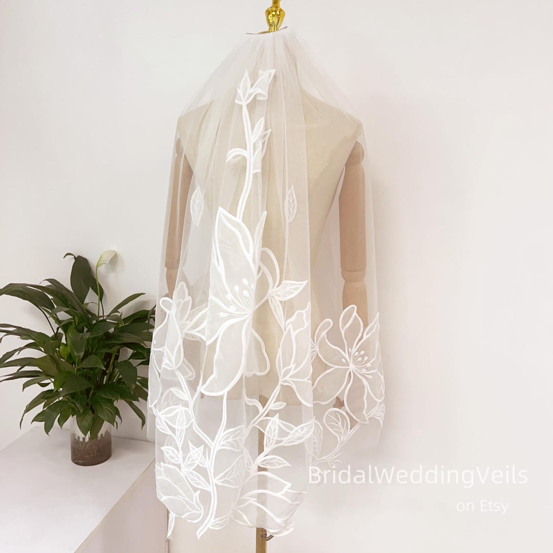 Ivory Short Wedding Veil Fingertips,hand-painted Flowers With Simple ...