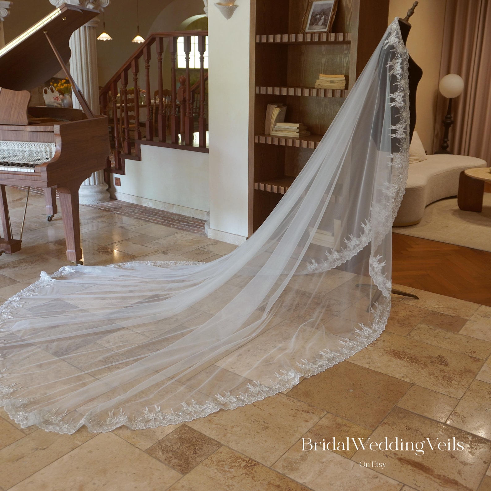 Velo de novia tipo mantilla, con ribete de encaje brillante con cuentas ...