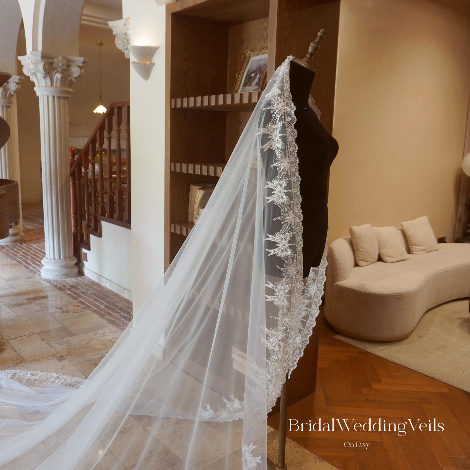 Velo de novia tipo mantilla, con ribete de encaje brillante con cuentas ...