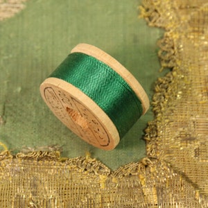 1 Vintage Pure Silk Buttonhole Twist Thread Spool 9787 Cool Green Shade ...