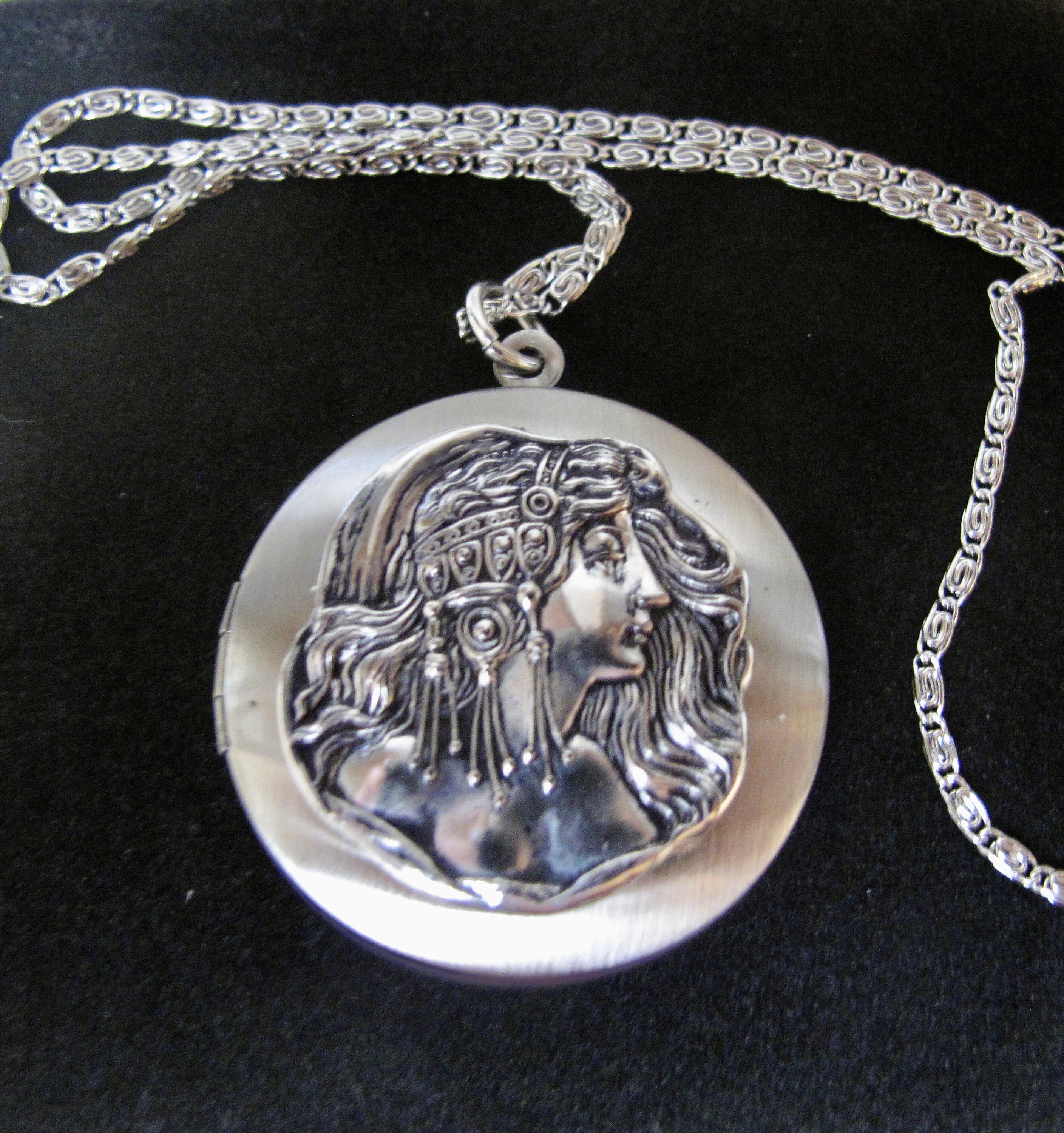 Boho Maiden Locket en plata antigua con una cadena rolo de | Etsy