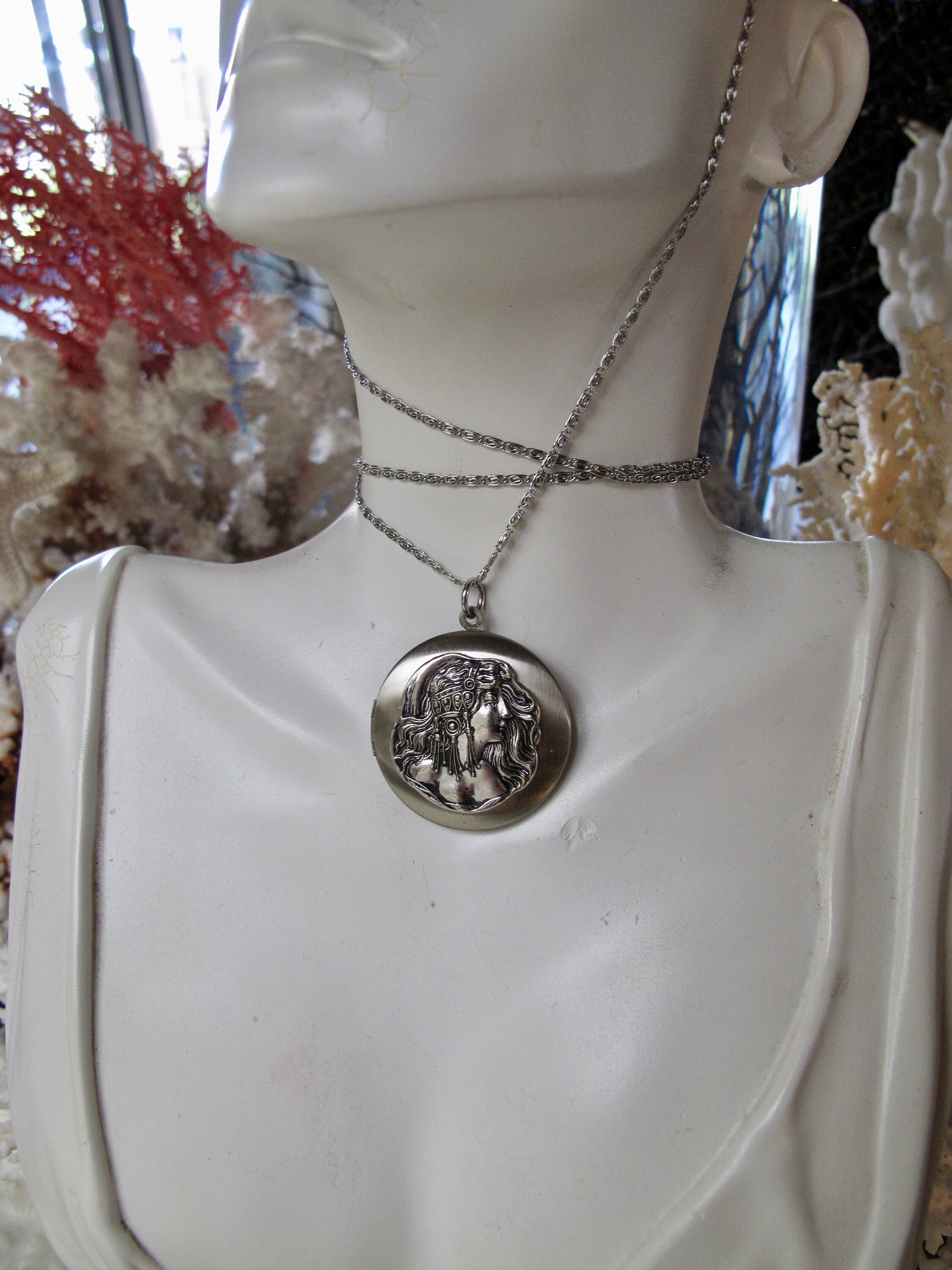 Boho Maiden Locket en plata antigua con una cadena rolo de | Etsy
