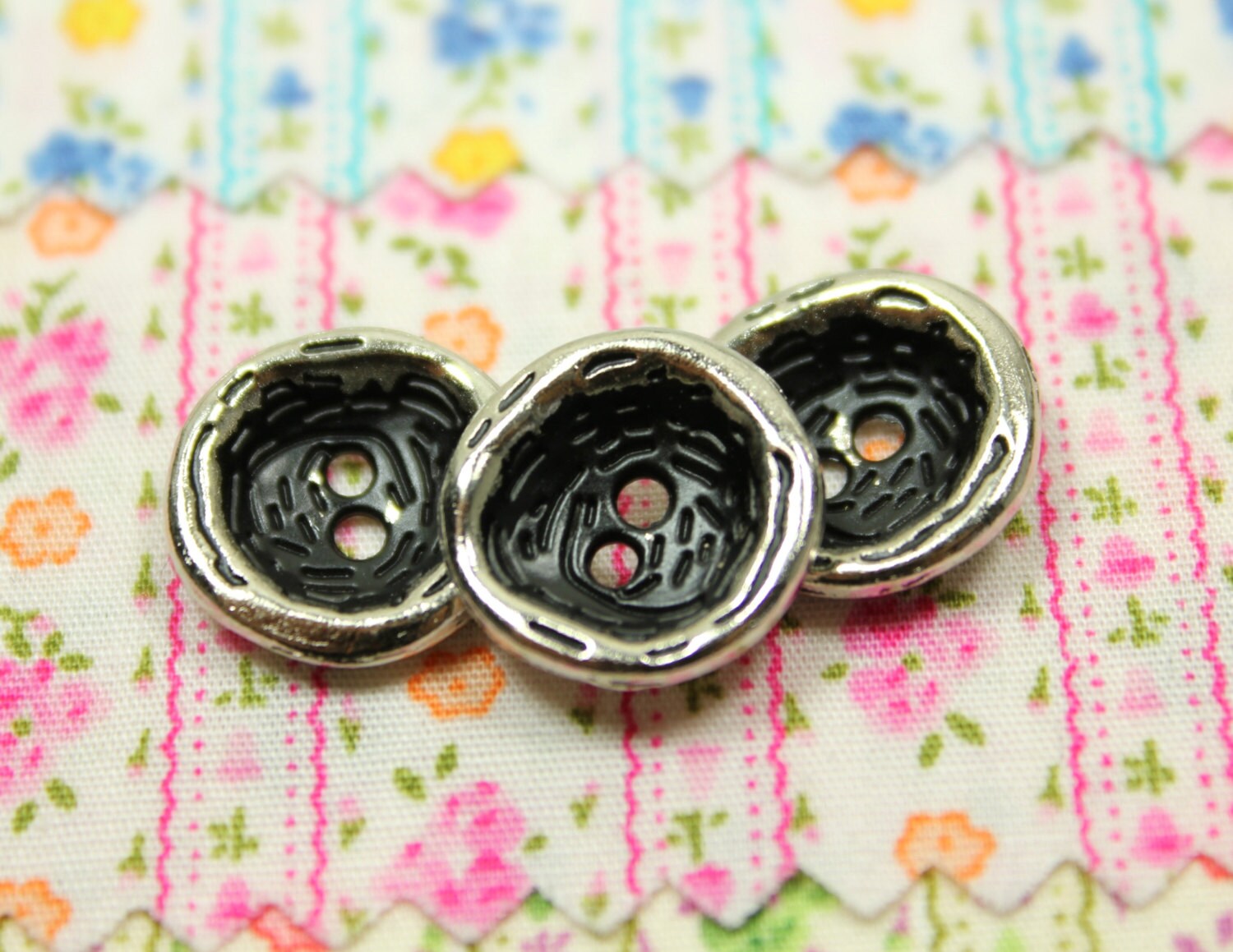Metal Buttons - Silver Disc Metal Buttons , Black Painting , 2 Holes ...