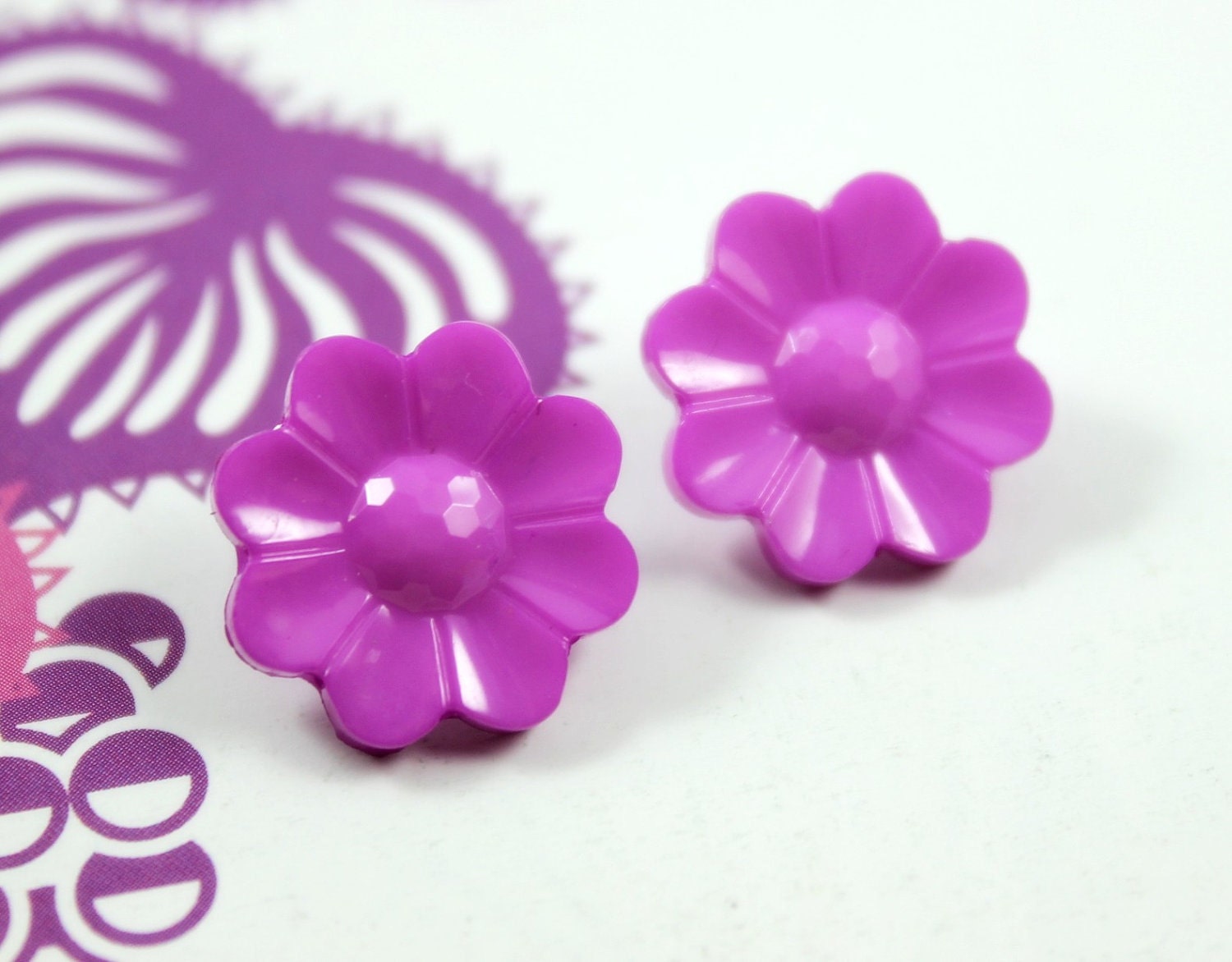 Flower Plastic Buttons - Purple Pink Flower in Full Bloom Plastic ...