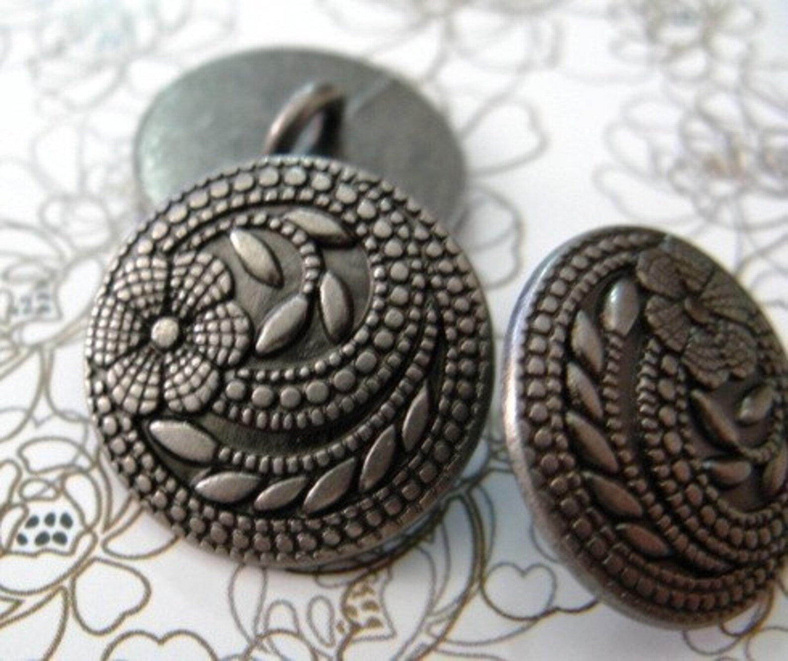 Metal Buttons - Swirl Floret Metal Buttons , Gray Silver Color , Shank ...