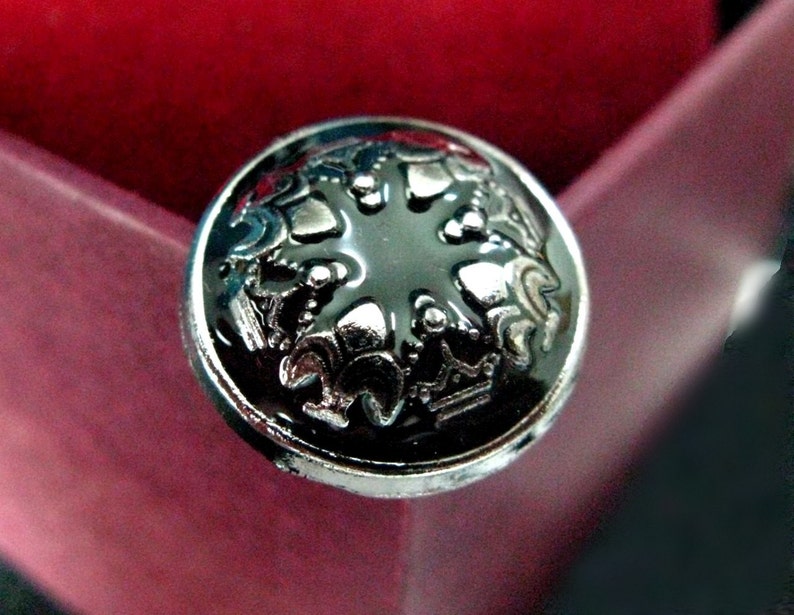 Metal Buttons 10 Gorgeous Silver Royal Floral Pattern With | Etsy