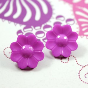Flower Plastic Buttons - Purple Pink Flower in Full Bloom Plastic ...