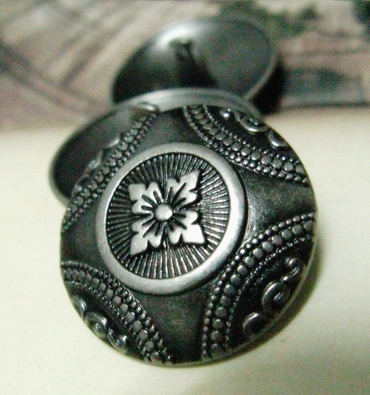 Metal Buttons - Carpet Patterns Metal Buttons , Gray Silver Color ...