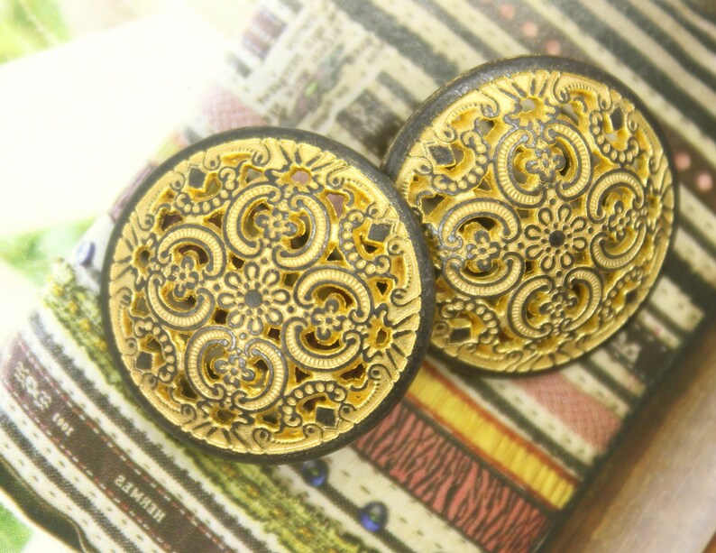 Metal Buttons - Flowery Engraving Metal Buttons , Gunmetal Yellow Color ...