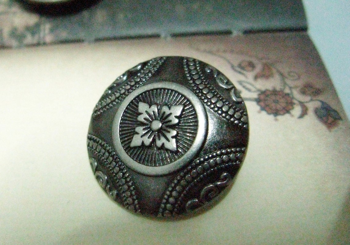 Metal Buttons - Carpet Patterns Metal Buttons , Gray Silver Color ...
