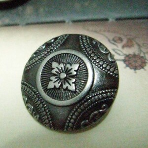Metal Buttons - Carpet Patterns Metal Buttons , Gray Silver Color ...