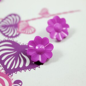 Flower Plastic Buttons - Purple Pink Flower in Full Bloom Plastic ...