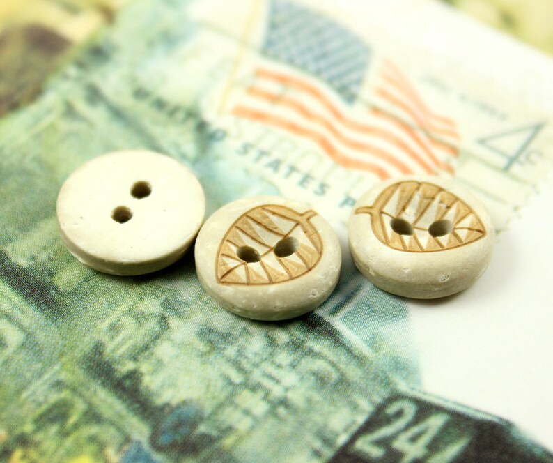 Wooden Buttons - Set 10 Broad Leaf Pattern Small Wooden Buttons. 0.47 ...