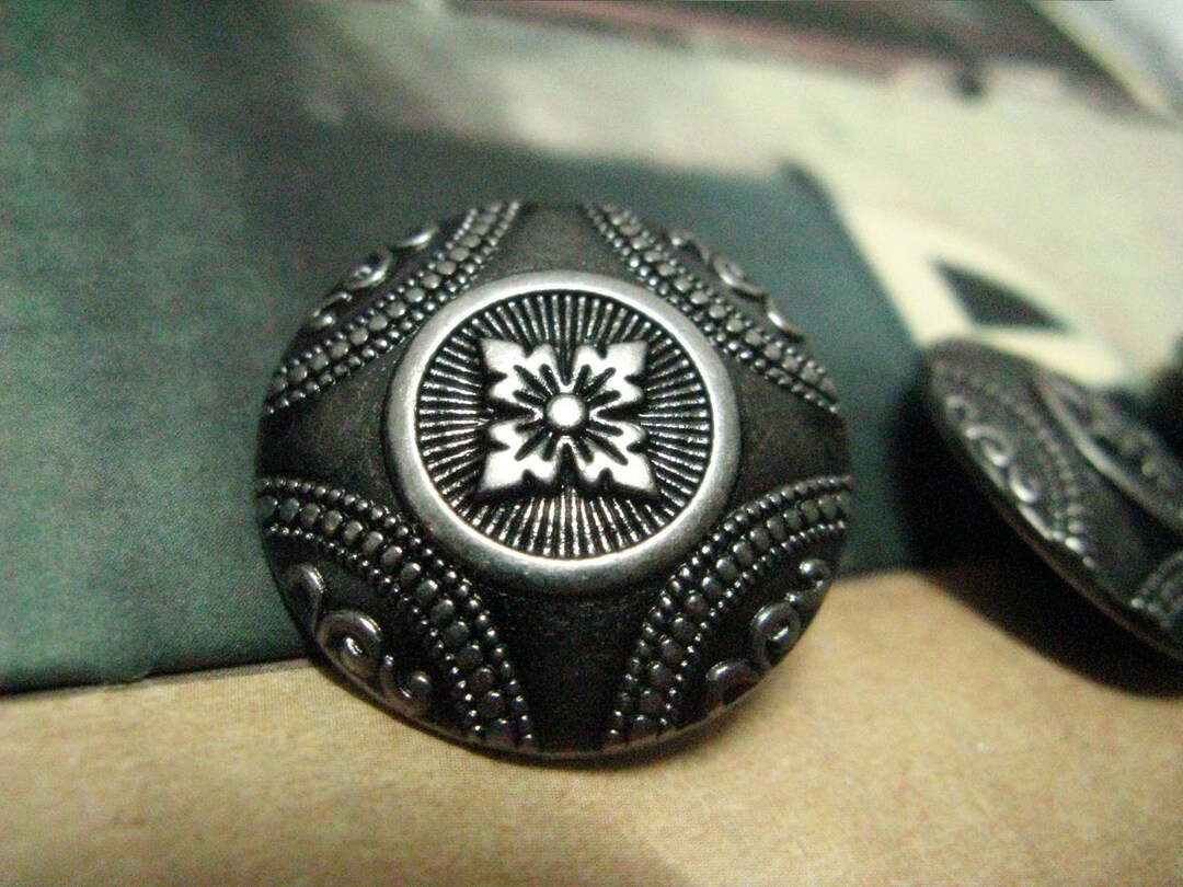 Metal Buttons - Carpet Patterns Metal Buttons , Gray Silver Color ...
