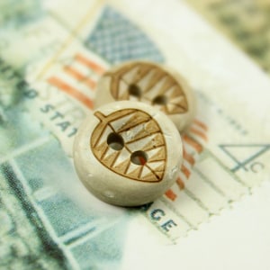 Wooden Buttons - Set 10 Broad Leaf Pattern Small Wooden Buttons. 0.47 ...