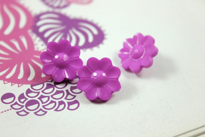 Flower Plastic Buttons - Purple Pink Flower in Full Bloom Plastic ...