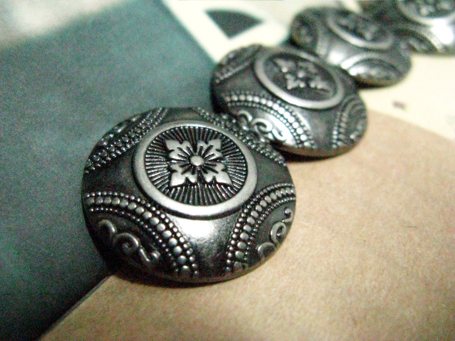 Metal Buttons - Carpet Patterns Metal Buttons , Gray Silver Color ...