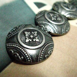 Metal Buttons - Carpet Patterns Metal Buttons , Gray Silver Color ...