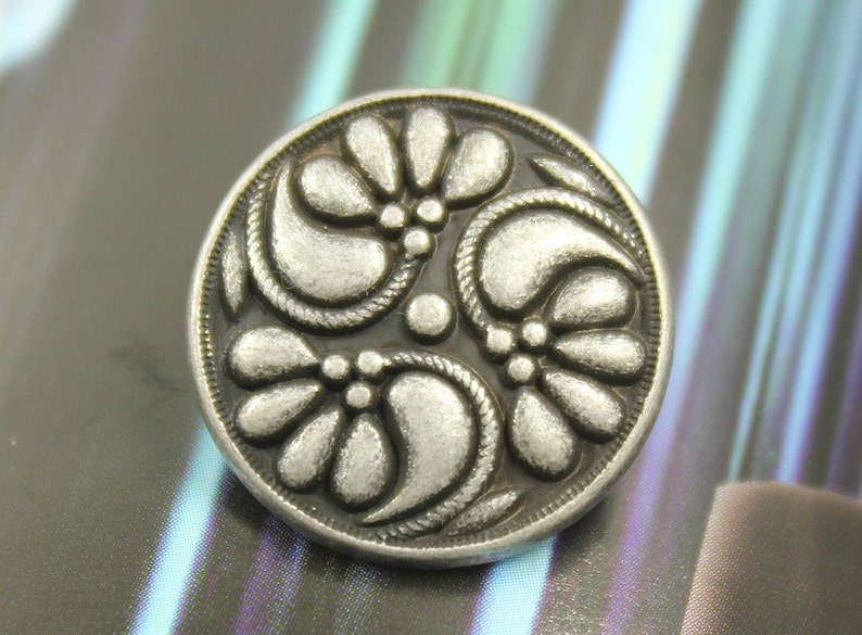 Metal Buttons - Flower Swirl Metal Buttons , Antique Silver Color ...