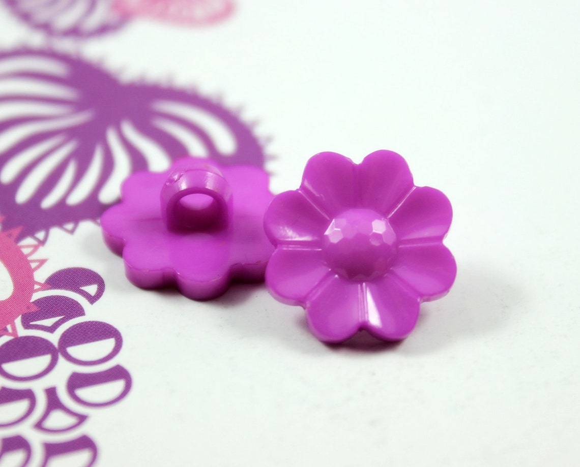 Flower Plastic Buttons - Purple Pink Flower in Full Bloom Plastic ...