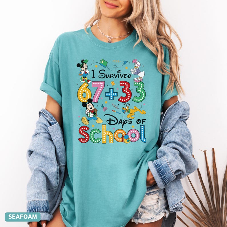 Camiseta Mickey y sus amigos "Sobreviví 67 + 33 días de clases" Comfort ...