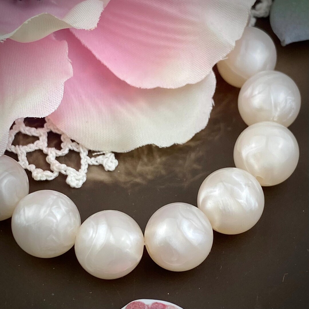 Vintage Lucite Pearly Swirl White ‘shampoo’ Moonglow Pearl Large Round ...