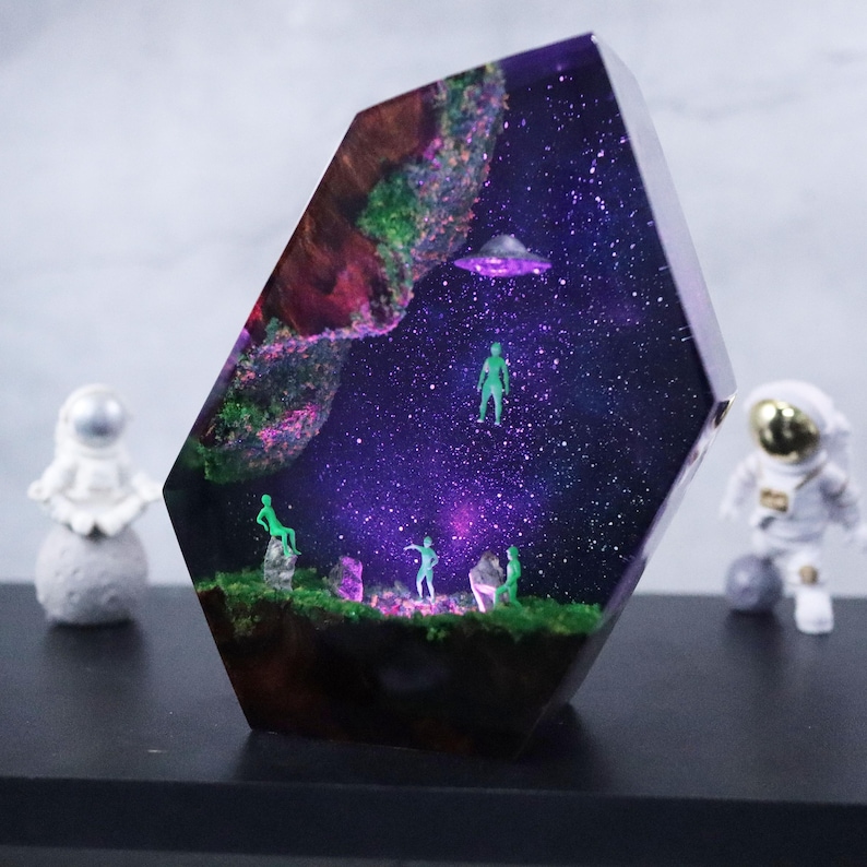 Green Alien Resin Lamp, Alien Spaceship, UFO Alien Statute, Gifts for ...