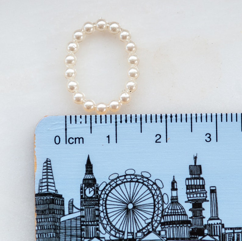 Pretty Pearly Frames for 14x10mm Oval Cabochons Cabs, Pearlized Resin ...
