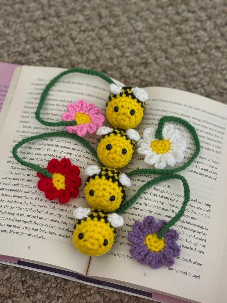 Crochet Bookmark, Bee Bookmark, Flower Bookmark, Daisy Bookmark, Gift ...