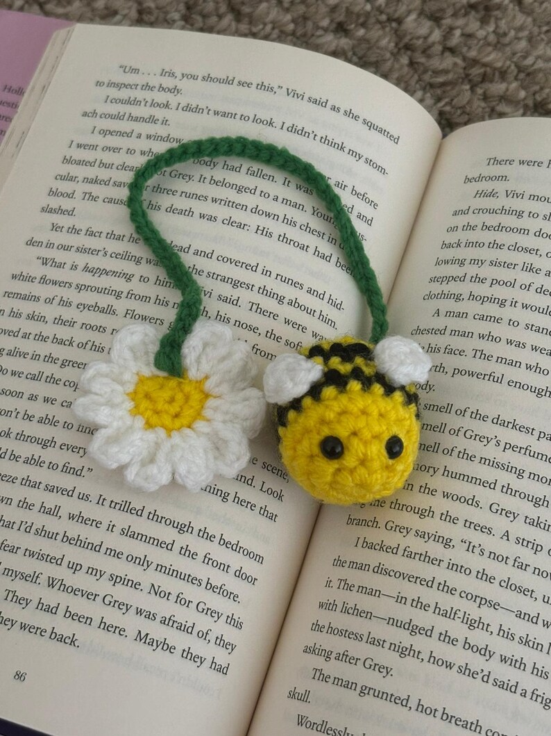 Crochet Bookmark, Bee Bookmark, Flower Bookmark, Daisy Bookmark, Gift ...