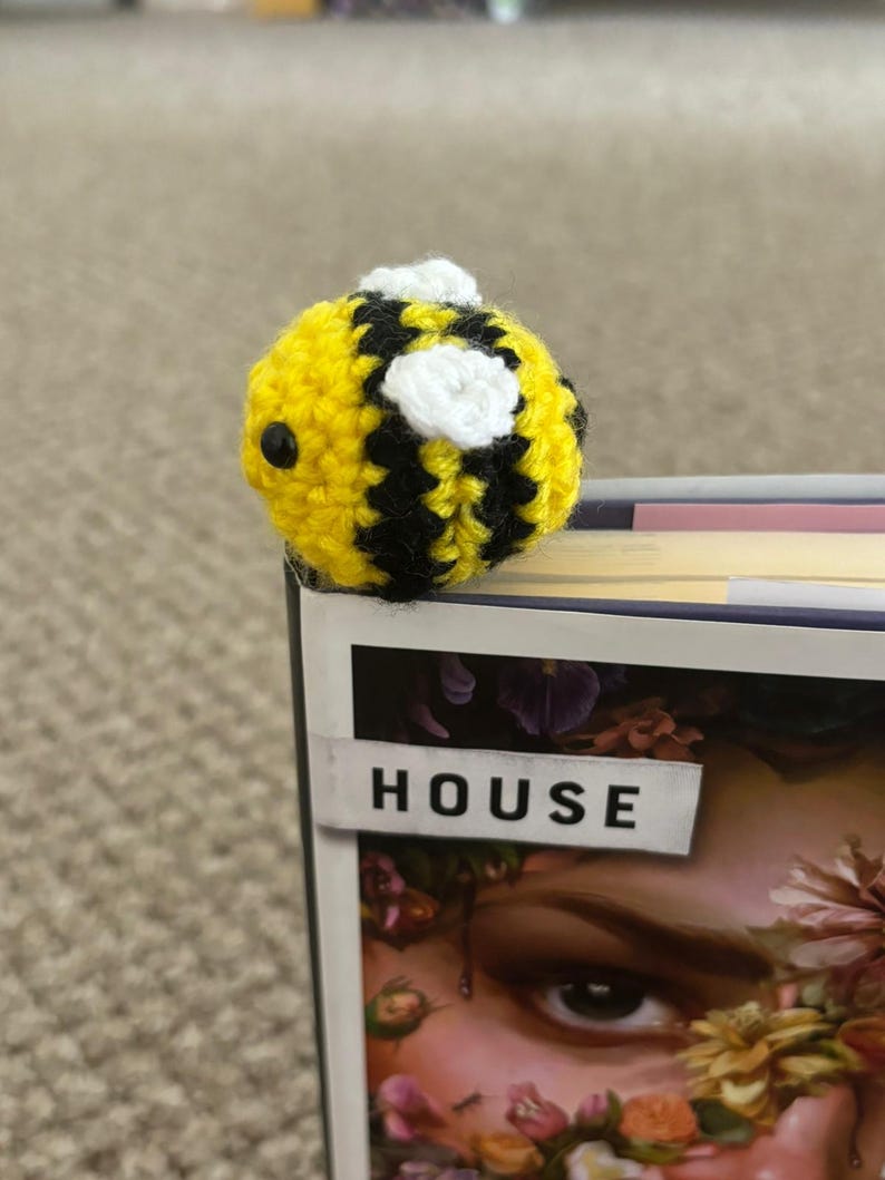 Crochet Bookmark, Bee Bookmark, Flower Bookmark, Daisy Bookmark, Gift ...