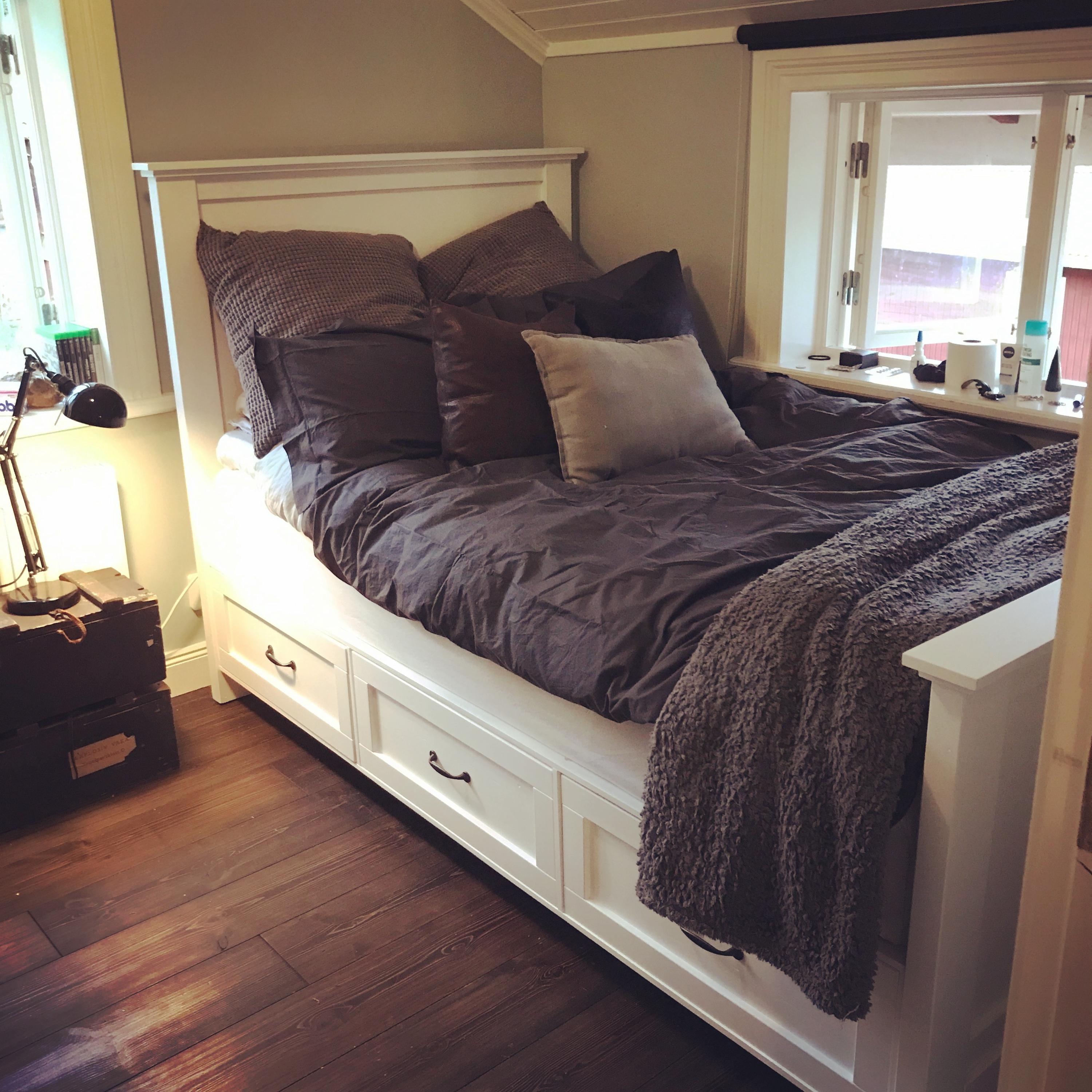 Farmhouse Storage Bed With Drawers – DIY Plans for a Rustic Bed Frame ...