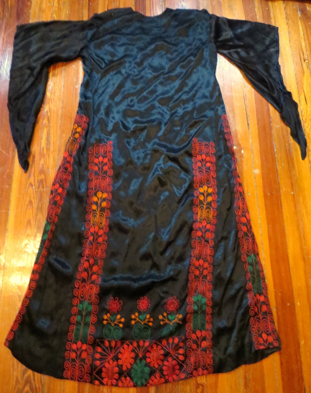 SALE Traditional Bedouin/palestinian Embroidered Silk Satin Robe/dress ...
