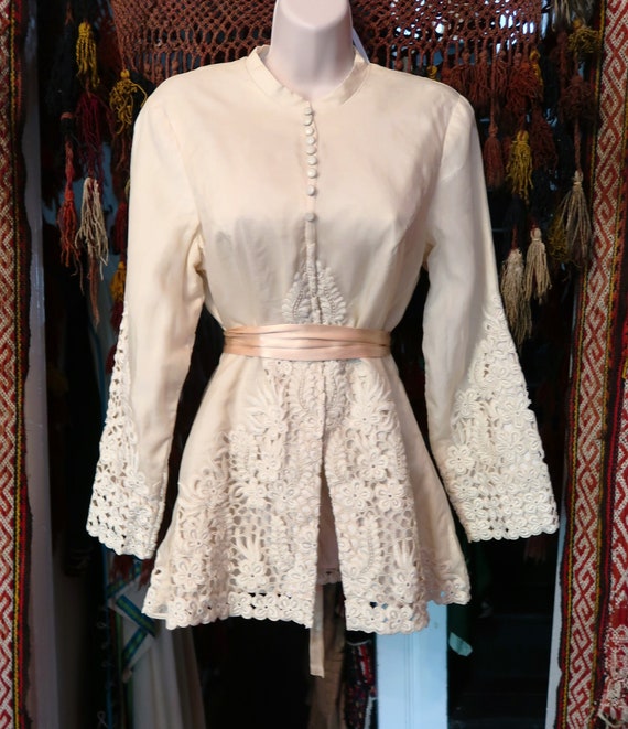 Unusual 1950s Filipino Beautiful Ivory Lace Wedding O… - Gem