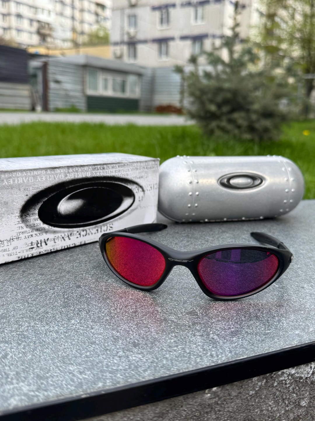Oakley Minute: Timeless Black Design – the Ultimate Gift for Fans of ...