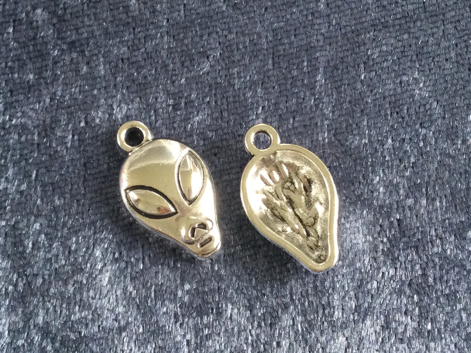10 or 20 Pk Small Alien Charms, Halloween Space Alien Pendant, Space ...