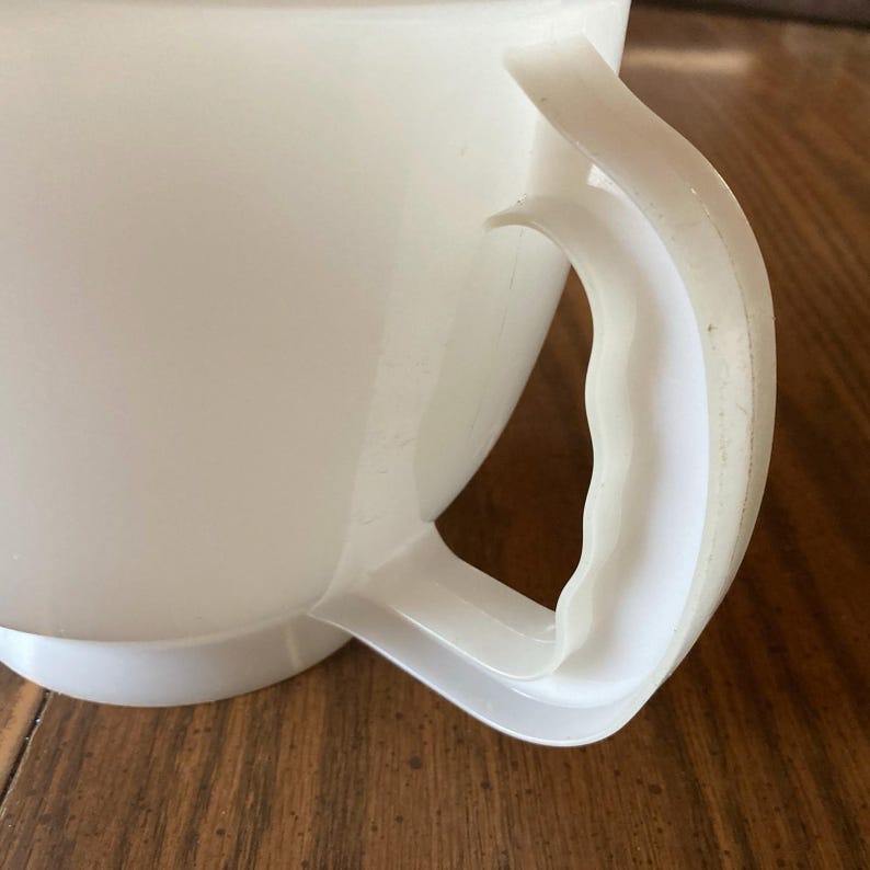2QT, 4 Cup Mix and Store Tupperware Plastic Measuring Cup Container ...