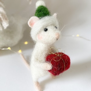 Needle Felted Christmas Mouse With Gift, Holiday Decor, Wool Felted ...