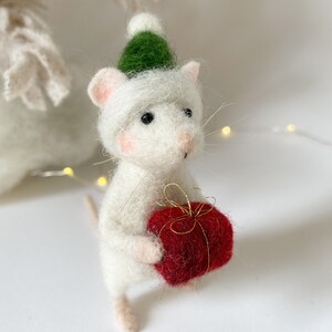 Needle Felted Christmas Mouse With Gift, Holiday Decor, Wool Felted ...