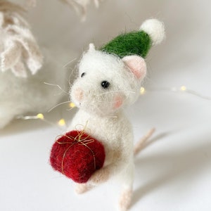Needle Felted Christmas Mouse With Gift, Holiday Decor, Wool Felted ...