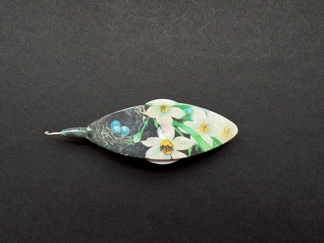 Nest & Daffodils - Tatting Shuttle With Two Bobbins - Etsy